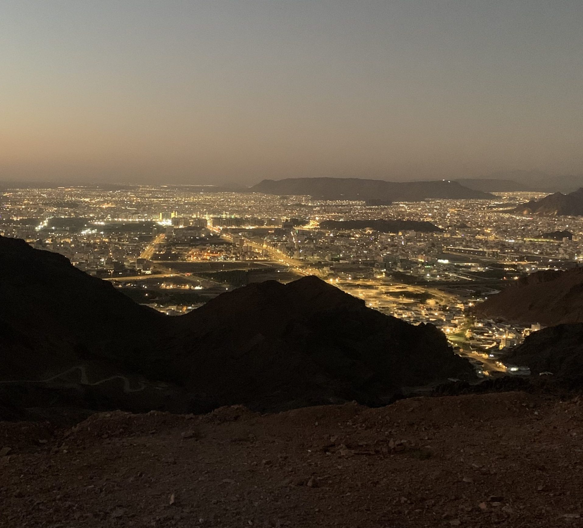 Malam Berkesan: Mendaki Gunung Uhud di Bawah Sinar Rembulan - SyababSalafy